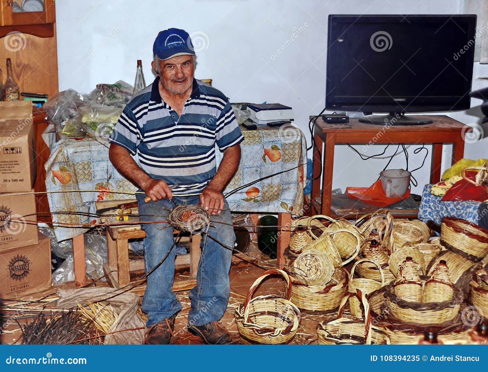 Making wicker basket editorial image. Image of rattan - 108394235