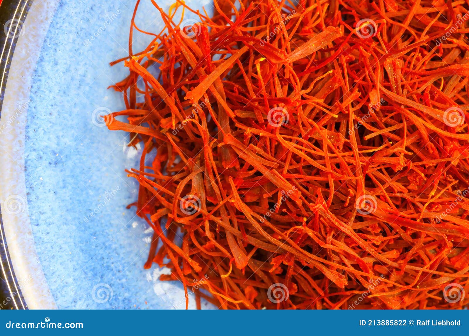 Makro Closeup of Isolated Red Dried Saffron Threads on Blue Plate Stock ...