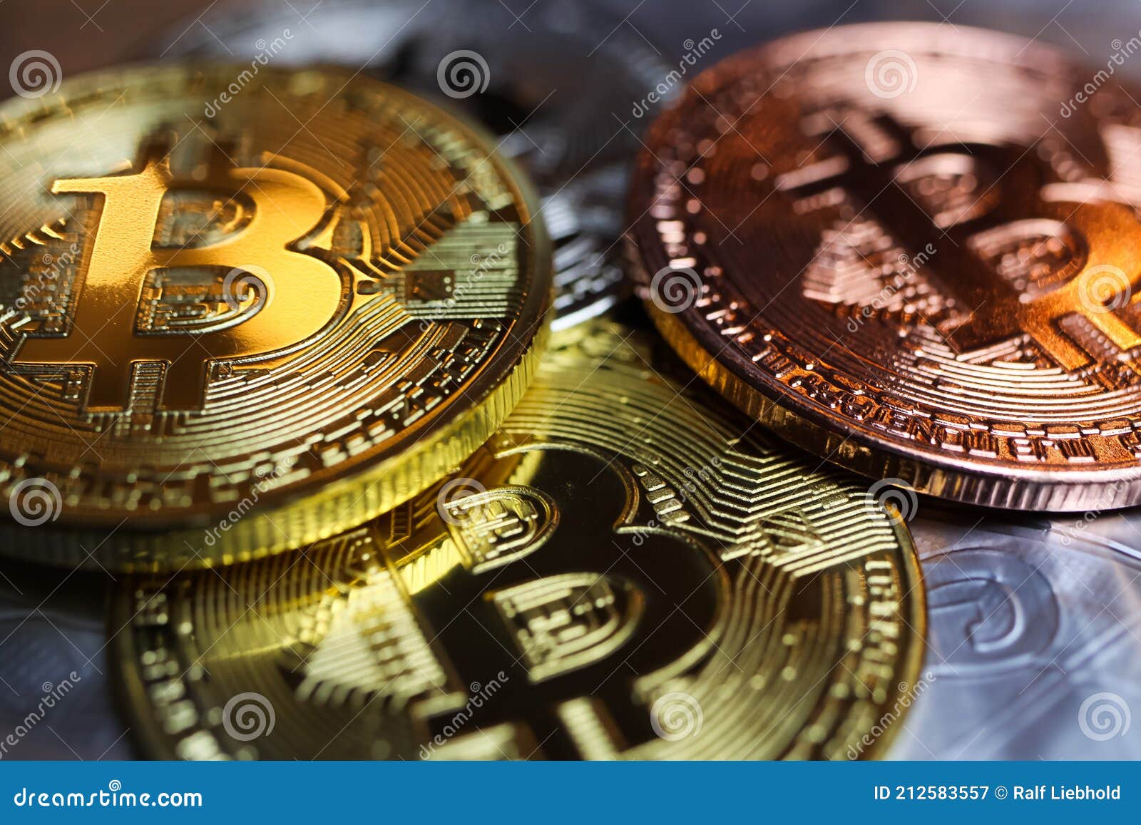 Makro Closeup of Shiny Glittering Isolated Bit Coins Cryptocurrency ...