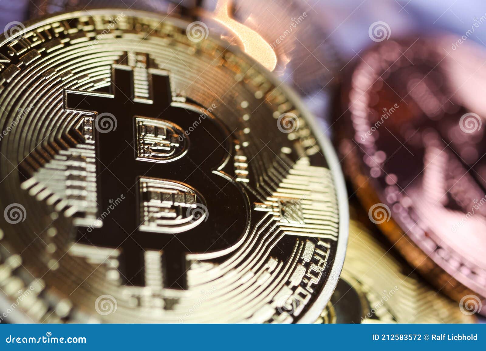 Makro Closeup of Shiny Glittering Isolated Bit Coins Cryptocurrency ...