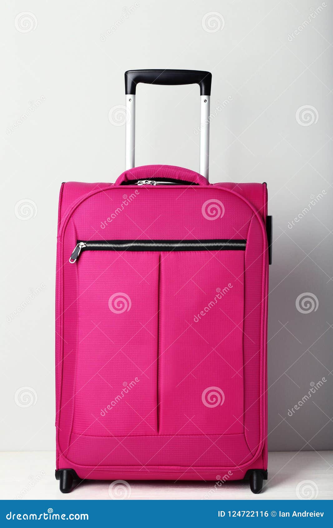 Mala de viagem cor-de-rosa foto de stock. Imagem de punho - 124722116