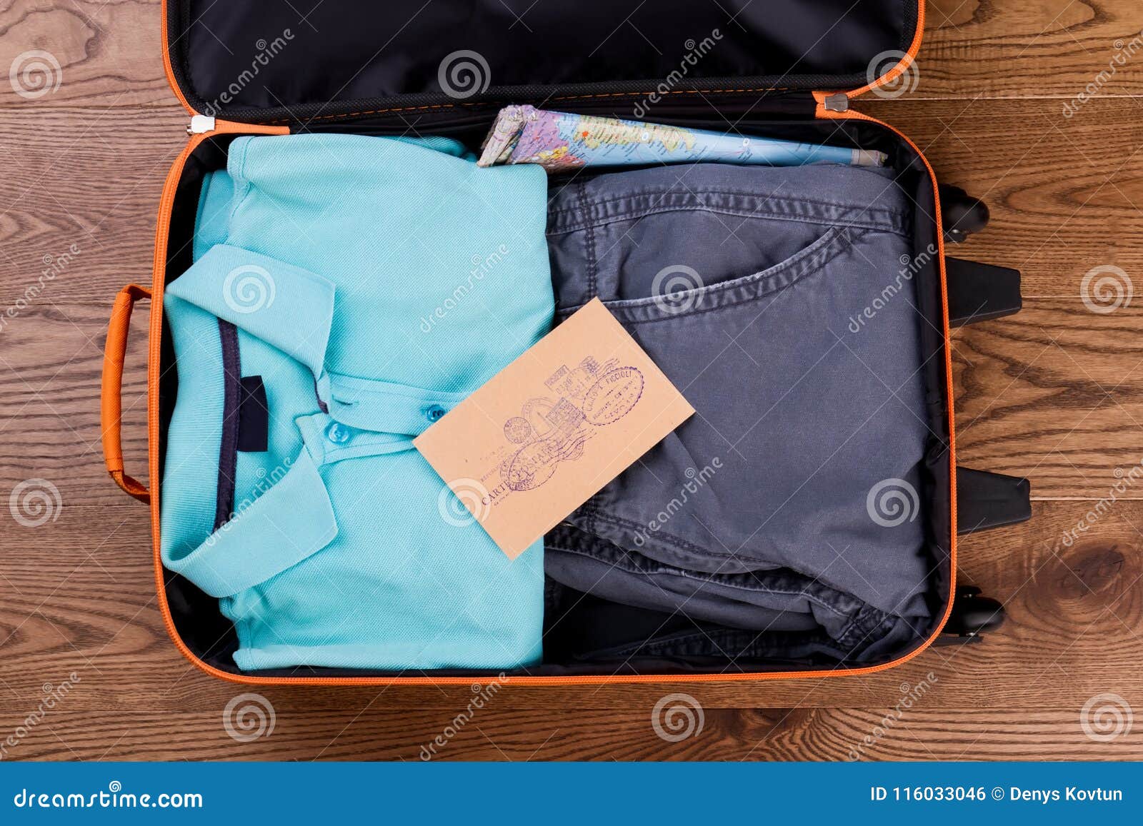 Mala De Viagem Embalada Com Roupa Ordenadamente Dobrada Foto de Stock ...