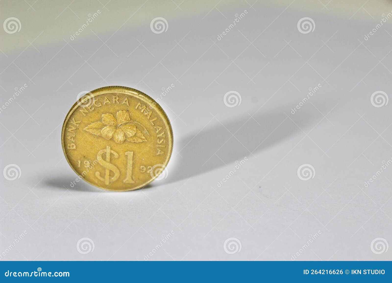 Malaysian Bank 1 Cent Gold Coins Stock Photo - Image of objek, koin ...