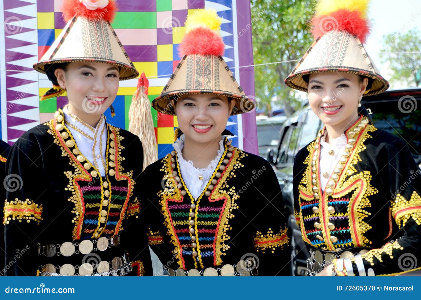 Malaysian Women Ethnic Kadazan Traditional Costume Stock Photos - Free ...