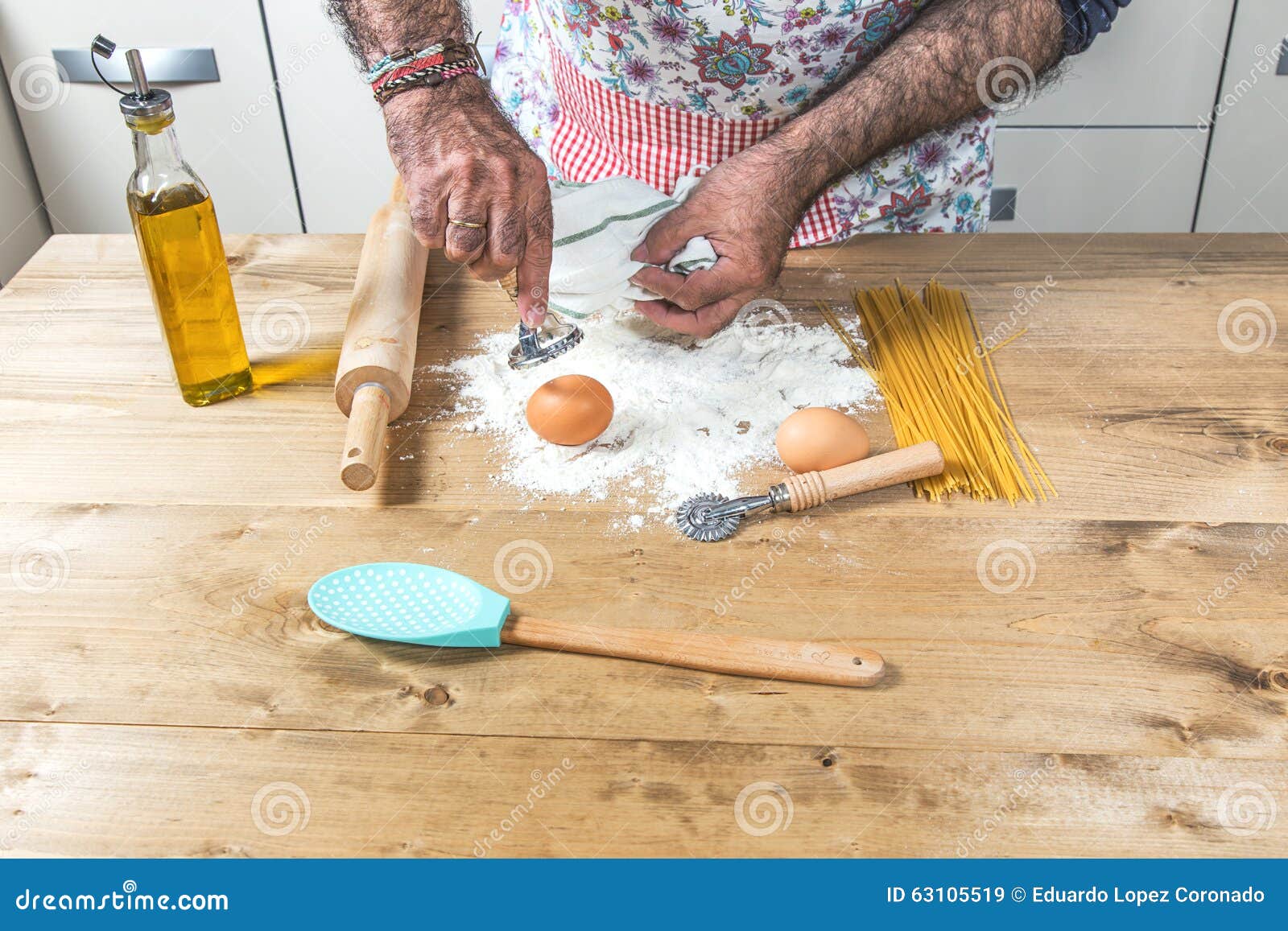 Male chef making spaghetti stock image. Image of professional - 63105519