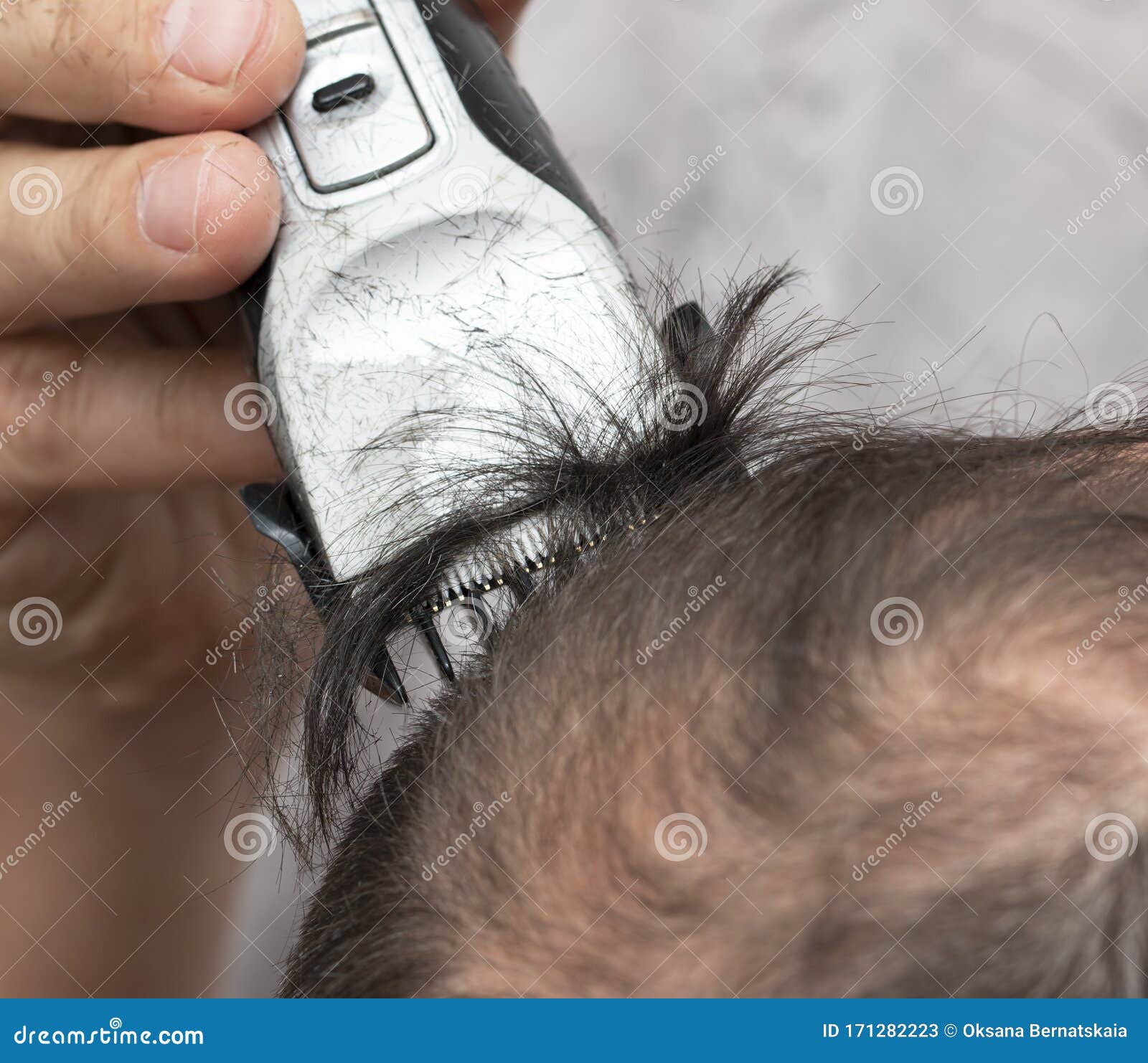 Male Haircut Machine in Salon Stock Image - Image of male, head: 171282223