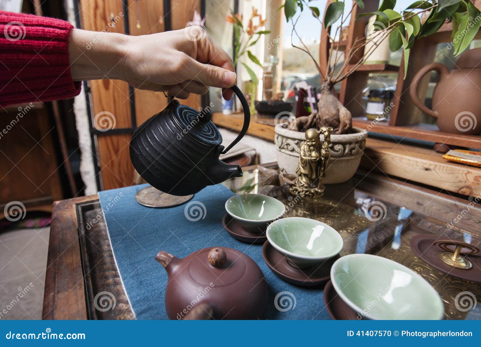 Male Hand Pouring Tea into Tea Cups in Store Stock Photo - Image of ...