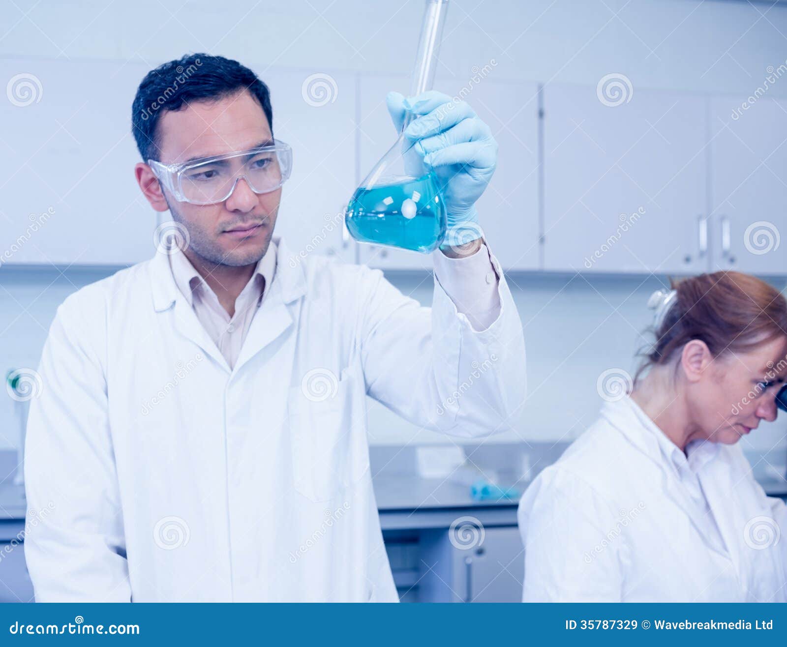 Male Researcher Experimenting in the Lab Stock Image - Image of ...