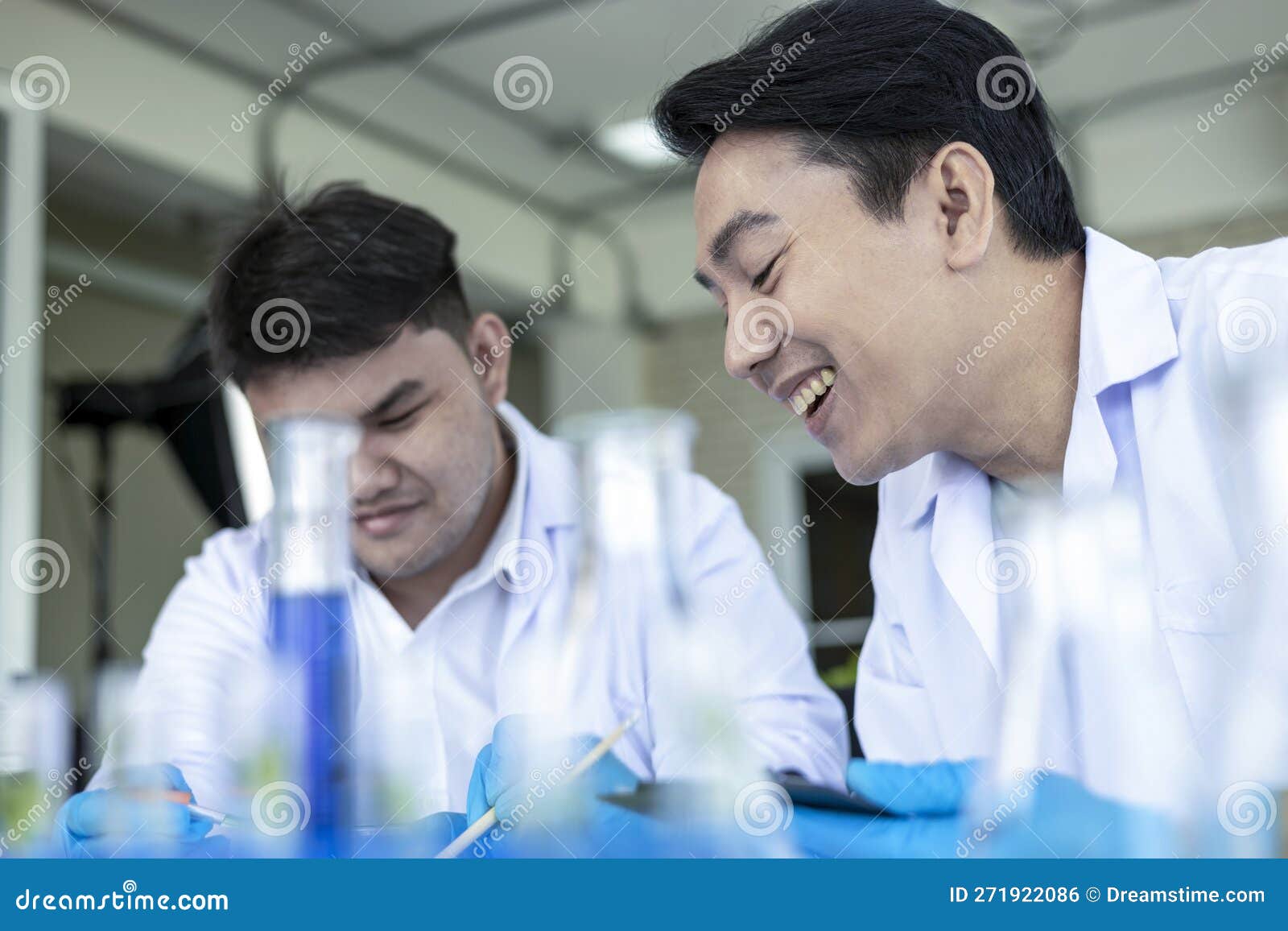 Male Teachers of Science Teach Students Happily Stock Photo - Image of ...