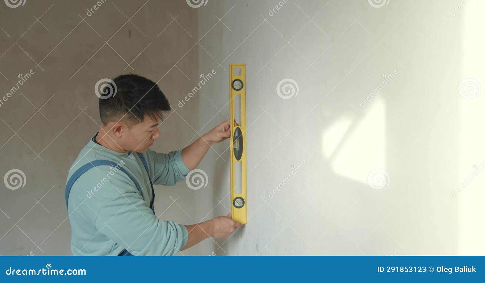 Male Worker Checking Level of the Wall with the Bubble Level Tool Stock ...