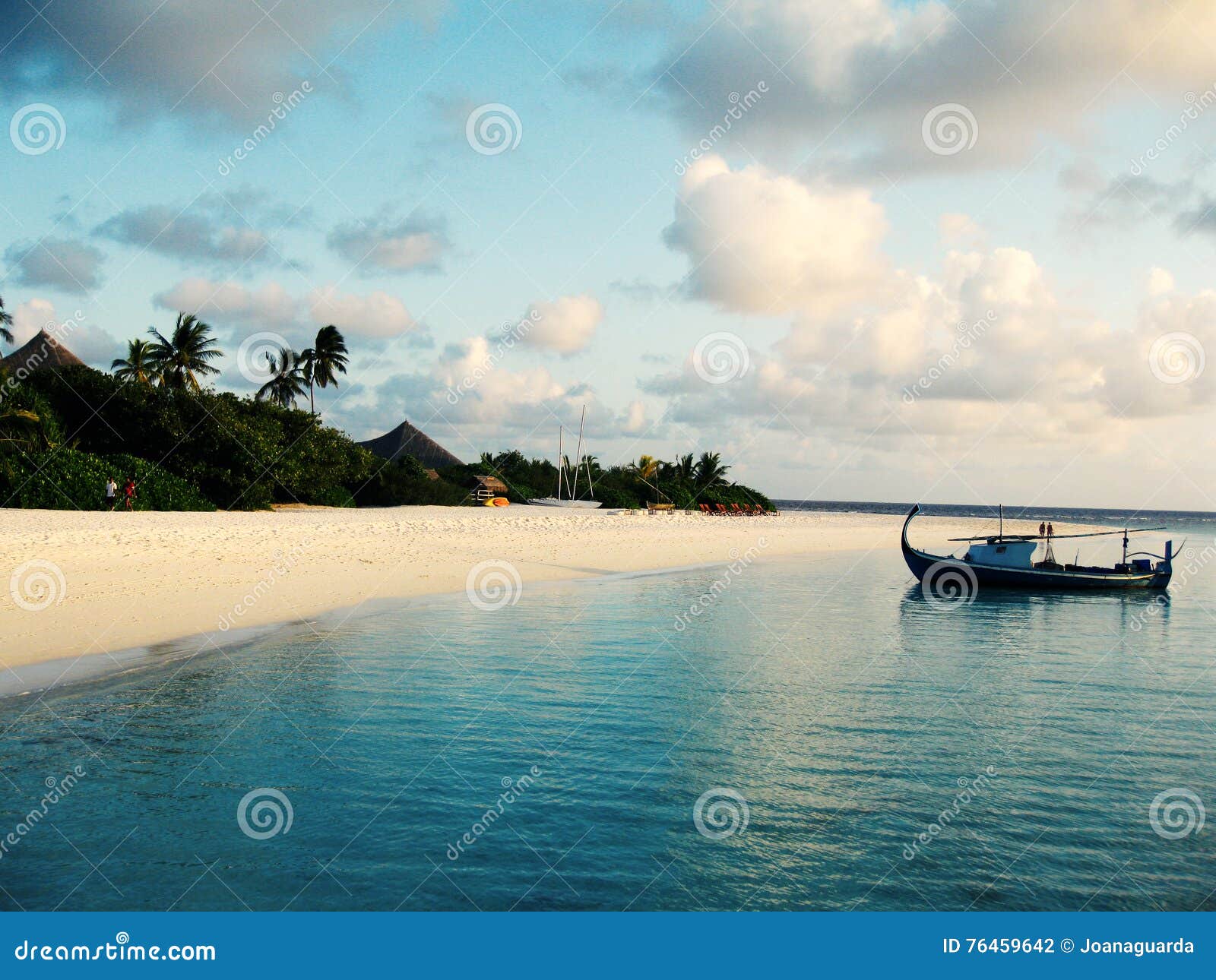 Malediven-Strand mit Boot stockfoto. Bild von wolken - 76459642