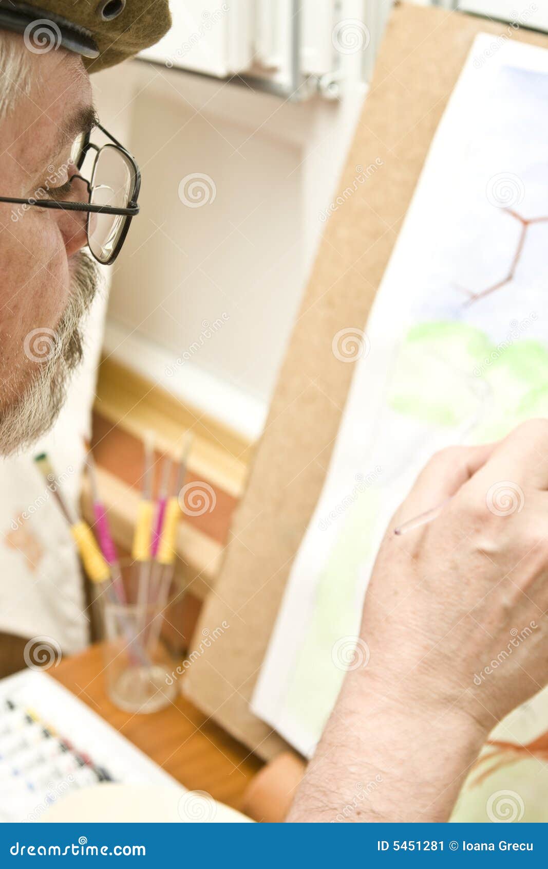 Maler mit Anstrich stockbild. Bild von farben, künstler - 5451281