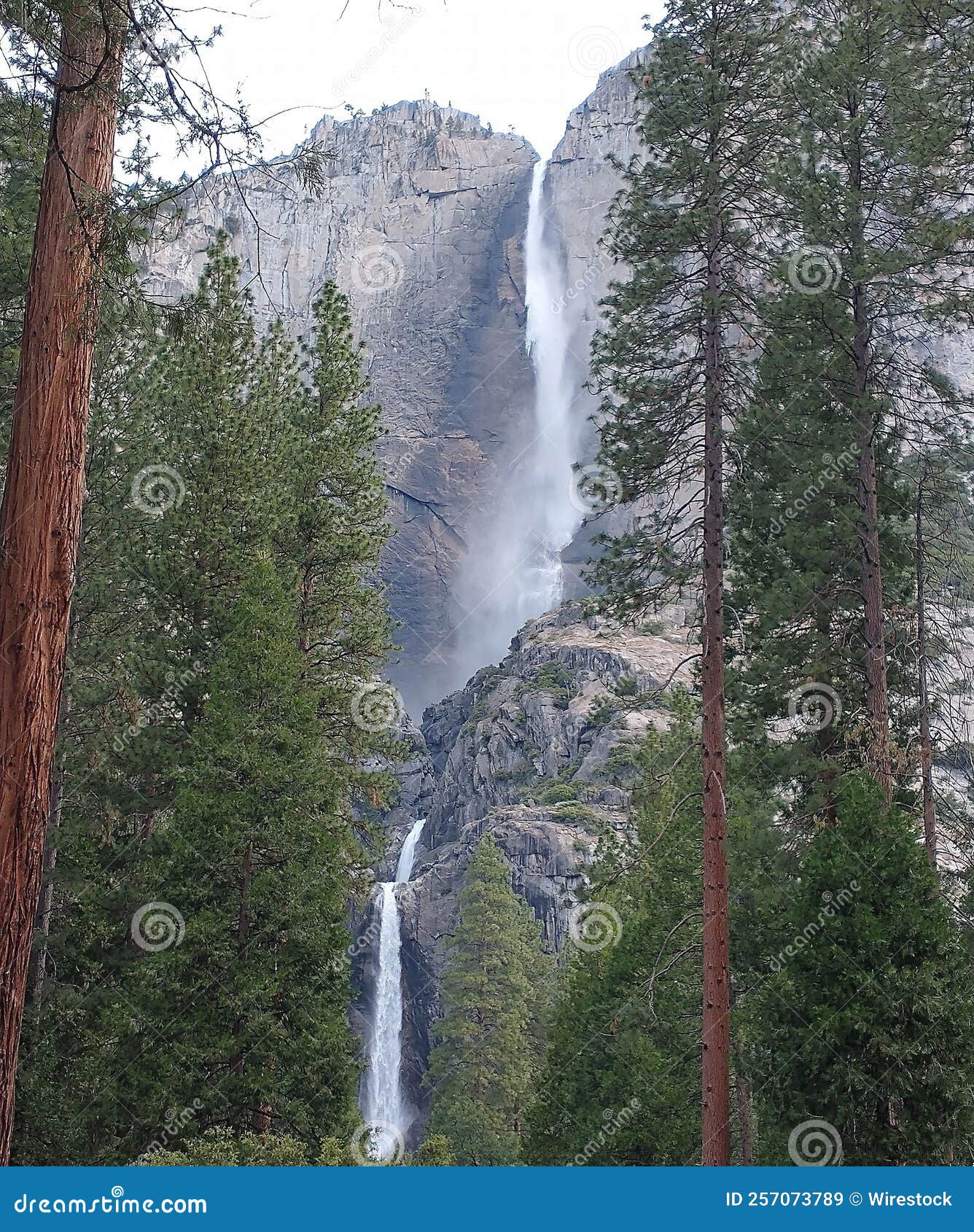 Malerischer Wasserfall in Den Bergen Stockbild - Bild von wasserfall ...