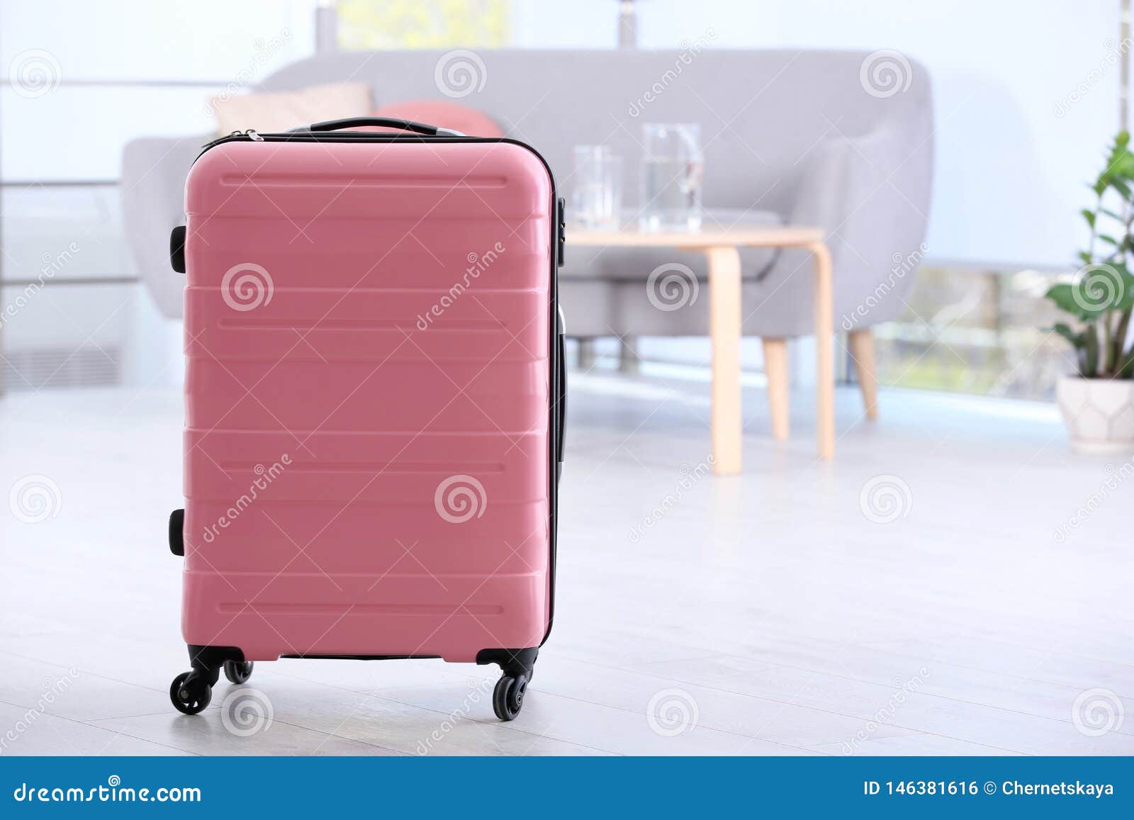 Maleta Moderna Elegante Dentro Foto de archivo - Imagen de equilibrio ...