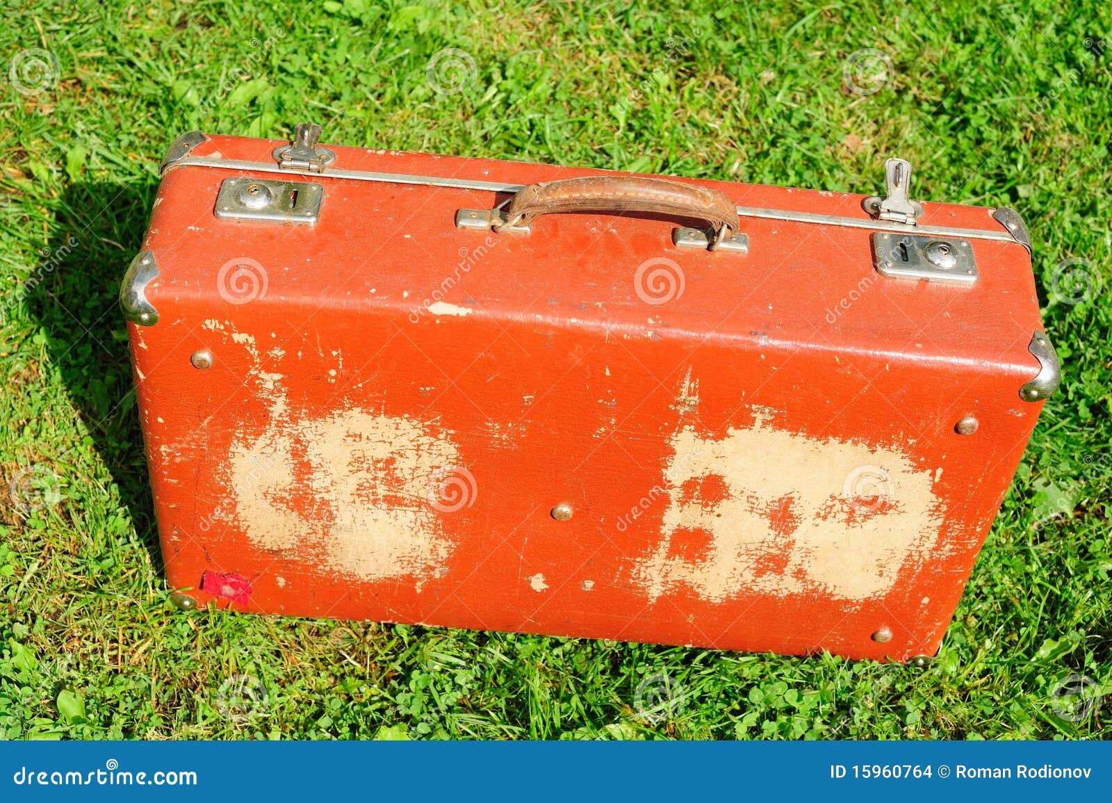 Maleta rota vieja foto de archivo. Imagen de campo, asoleado - 15960764