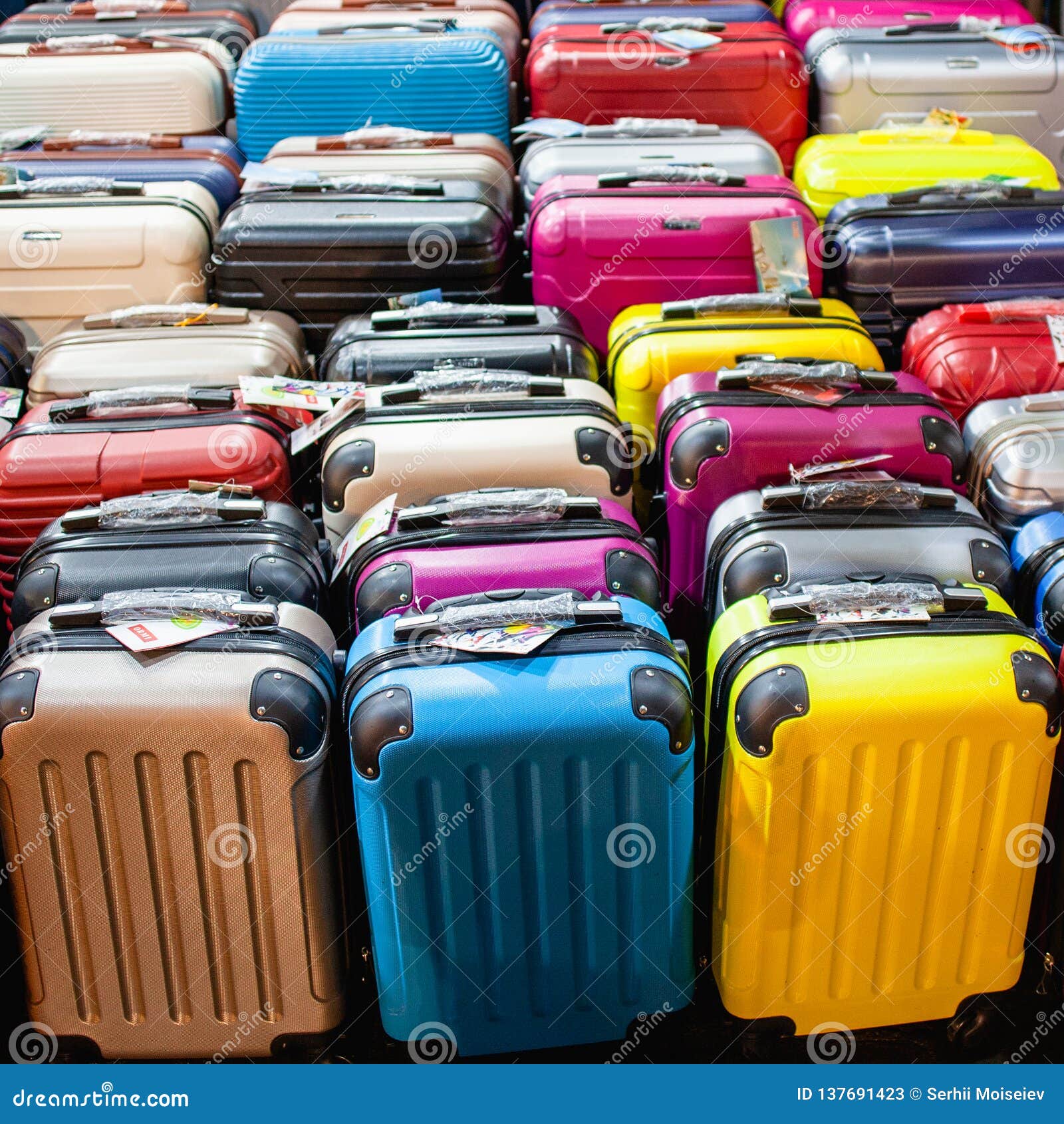 Maletas coloridas foto de archivo editorial. Imagen de caso - 137691423
