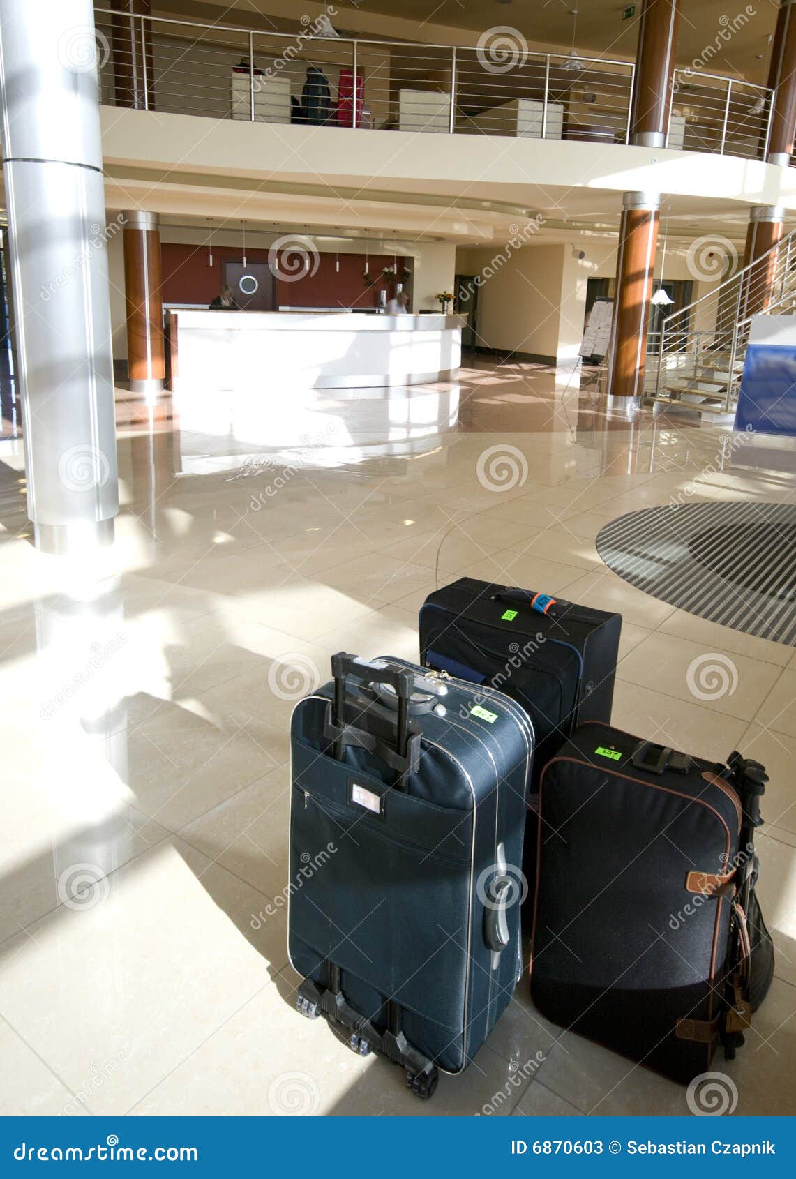 Maletas En Pasillo Del Hotel Imagen de archivo - Imagen de sitio ...