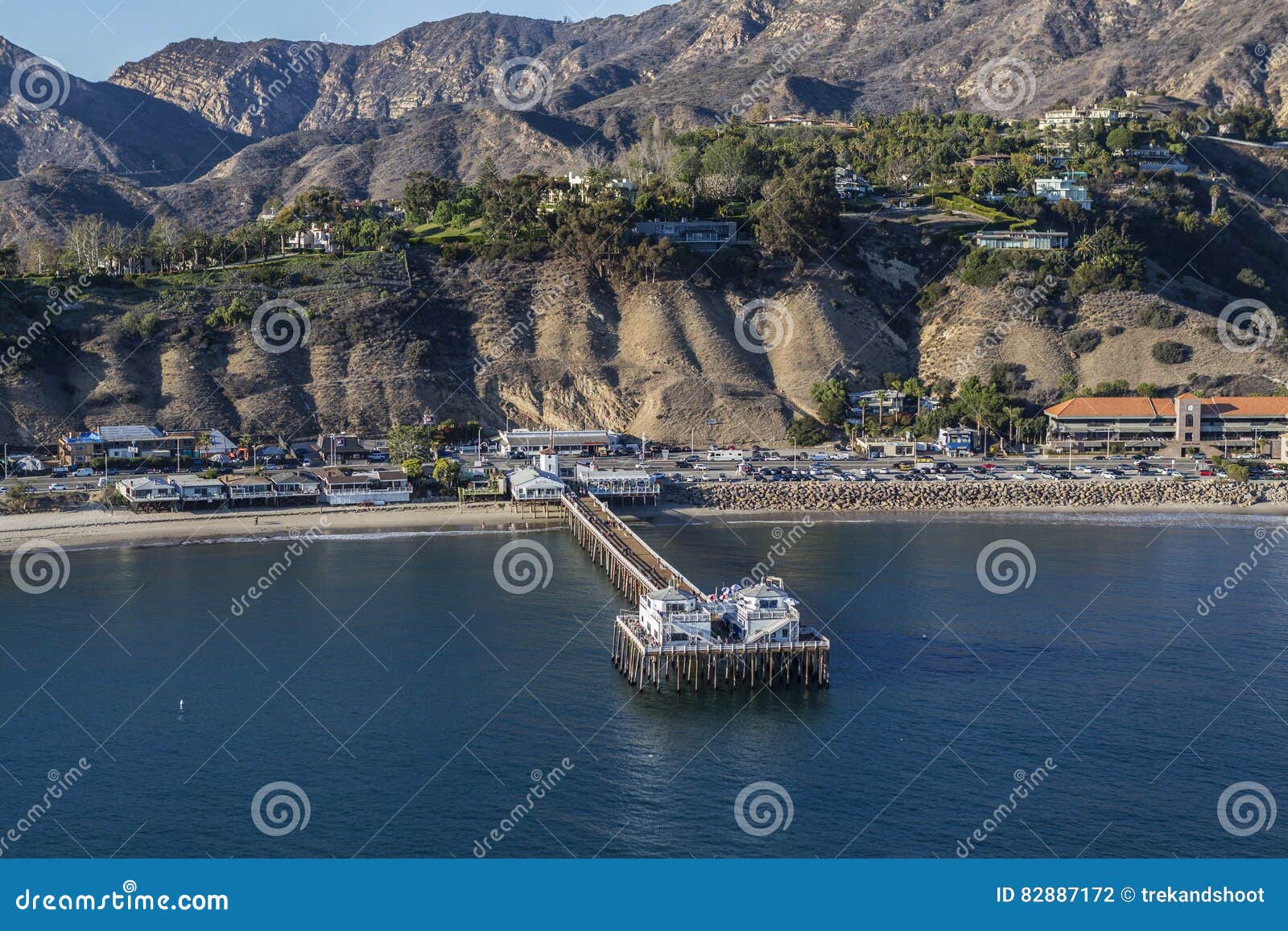 Malibu Pier Aerial redactionele fotografie. Image of nave - 82887172