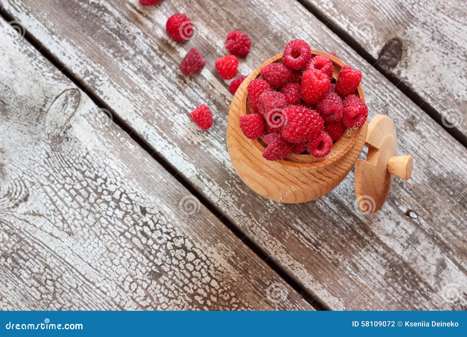 Malinki W Garnku Na Drewnianym Tle Zdjęcie Stock - Obraz złożonej z ...