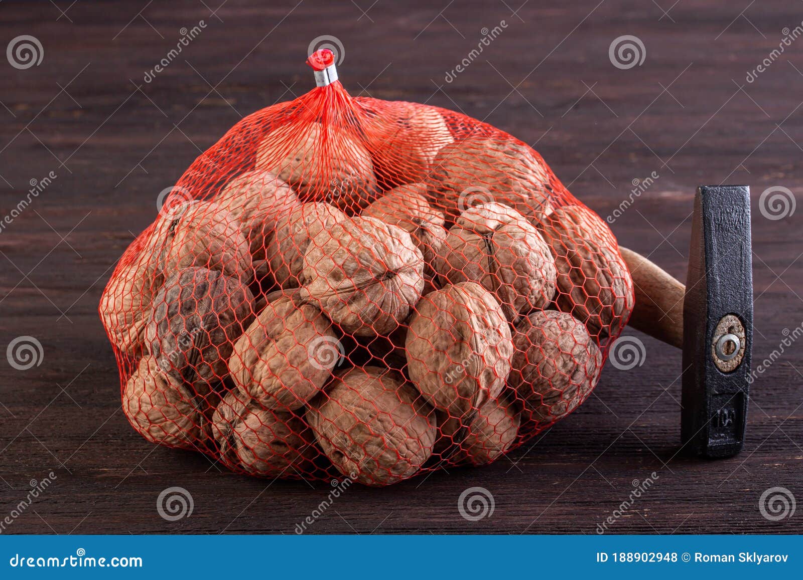 Malla Con Nuez Y Martillo Sobre Fondo De Madera Foto de archivo ...