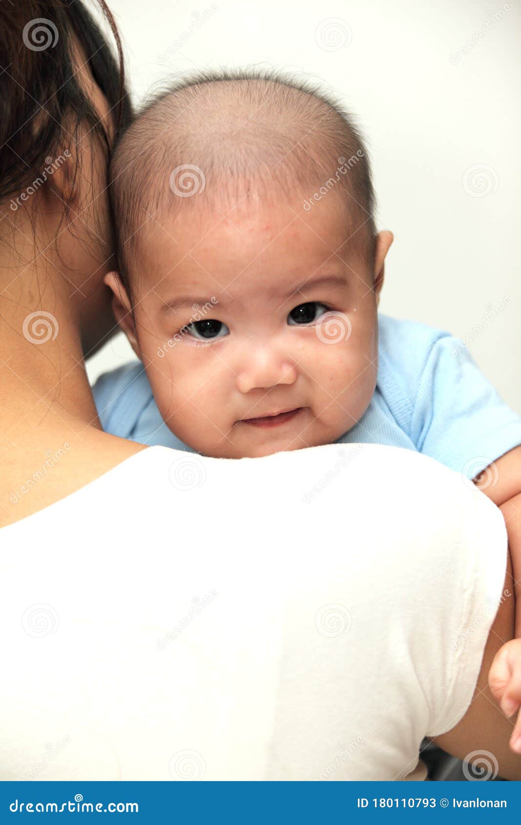 Mamá Cargando a Su Lindo Bebé Imagen de archivo - Imagen de adorable ...