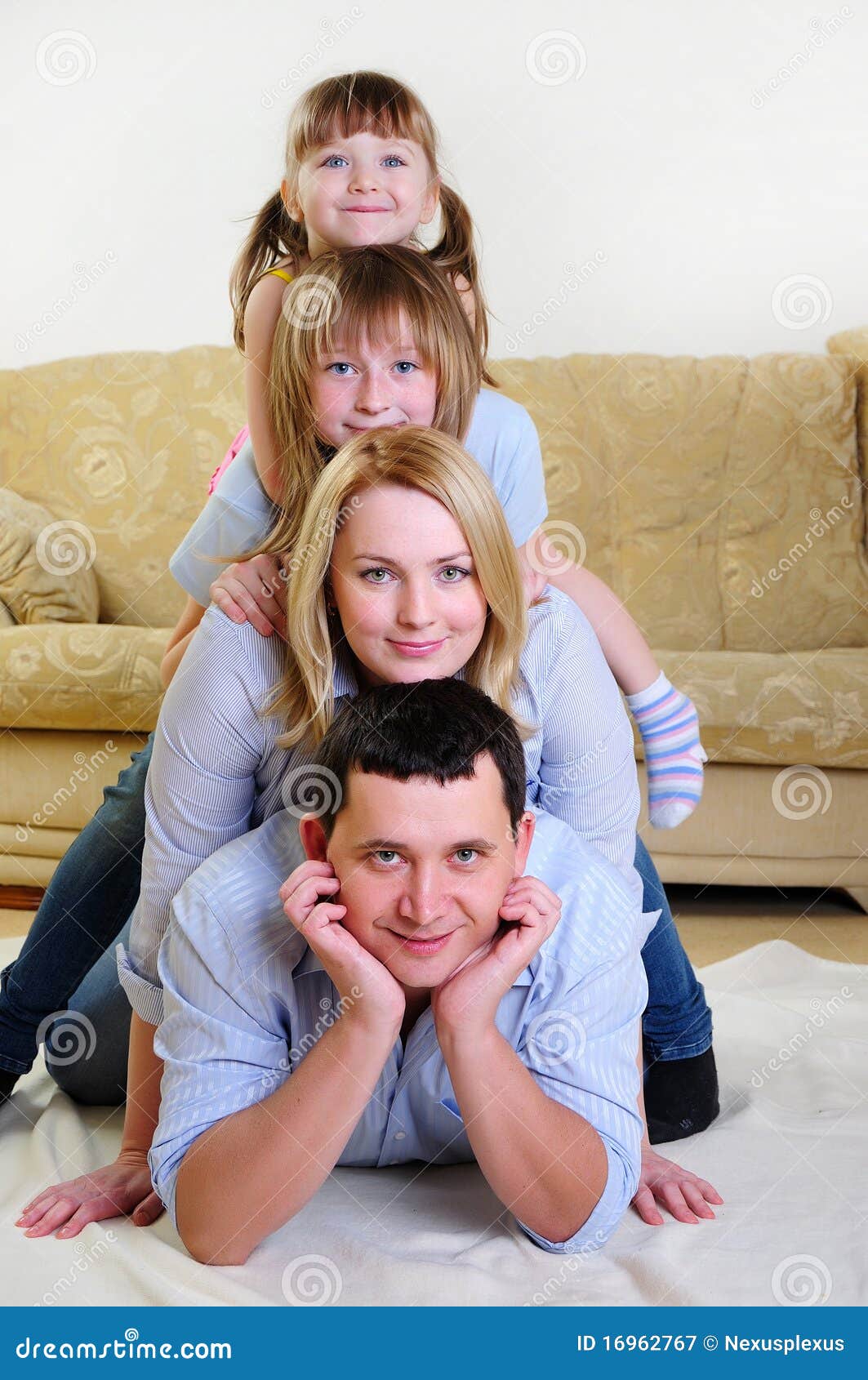 Mamá, Papá Y Sus Dos Hijas Fotografía de archivo libre de regalías ...