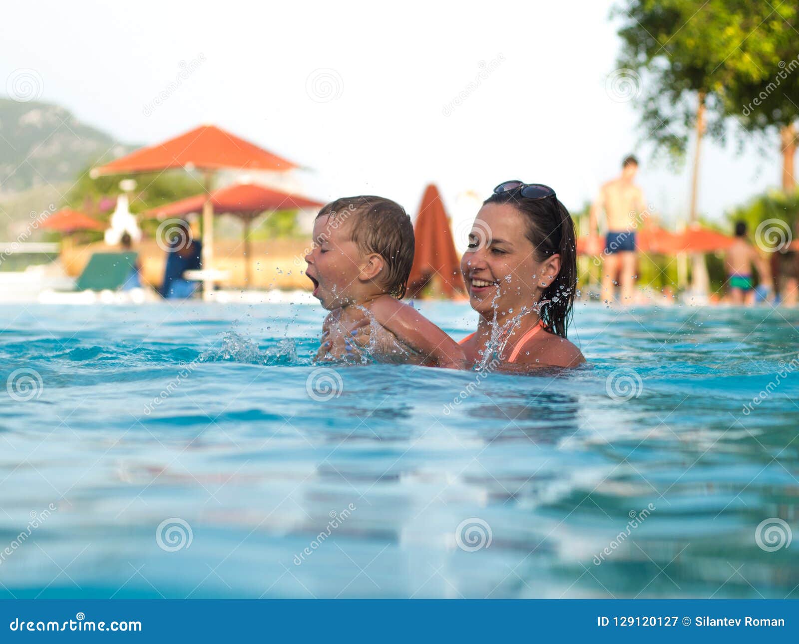 Mama Mit Dem Kind Baden Im Pool Im Urlaub Stockbild - Bild von rest ...