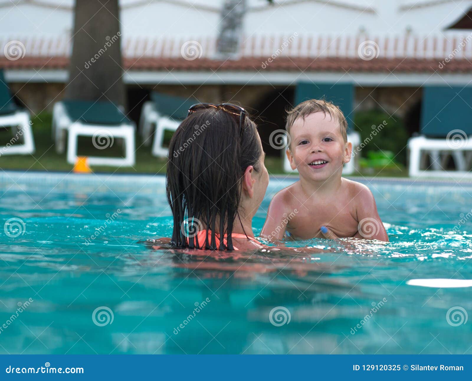 Mama Mit Dem Kind Baden Im Pool Im Urlaub Stockbild - Bild von mutter ...