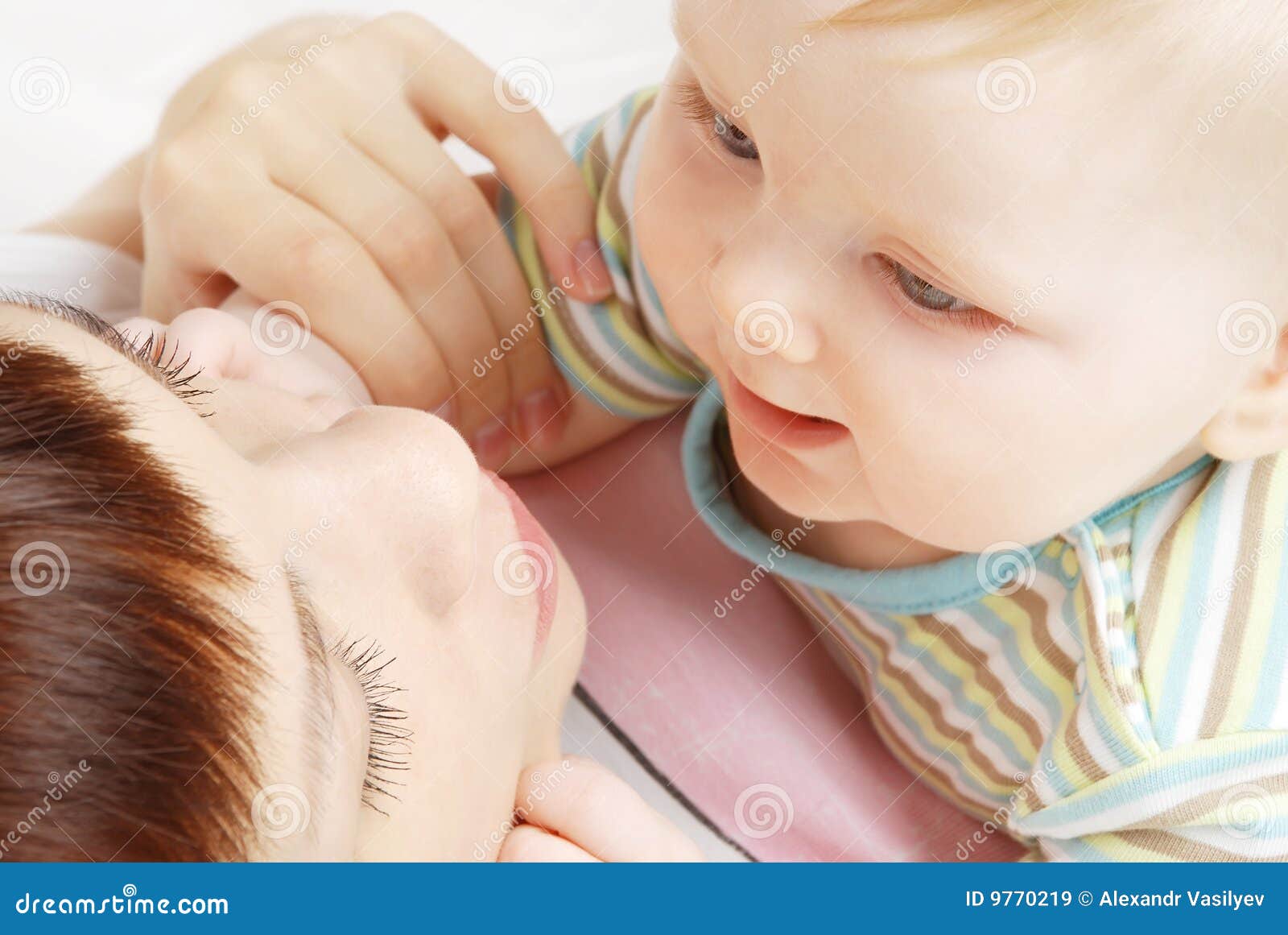 Mama mit dem kleinen Kind stockbild. Bild von ausdruck - 9770219