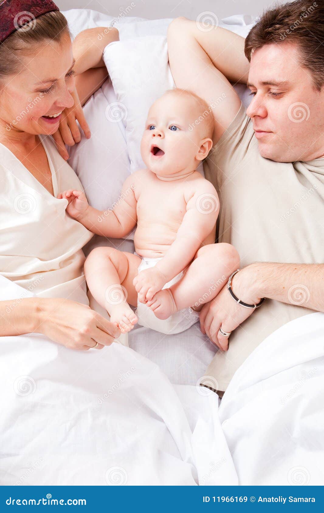 Mama, Papá Y Bebé Imágenes de archivo libres de regalías - Imagen: 11966169