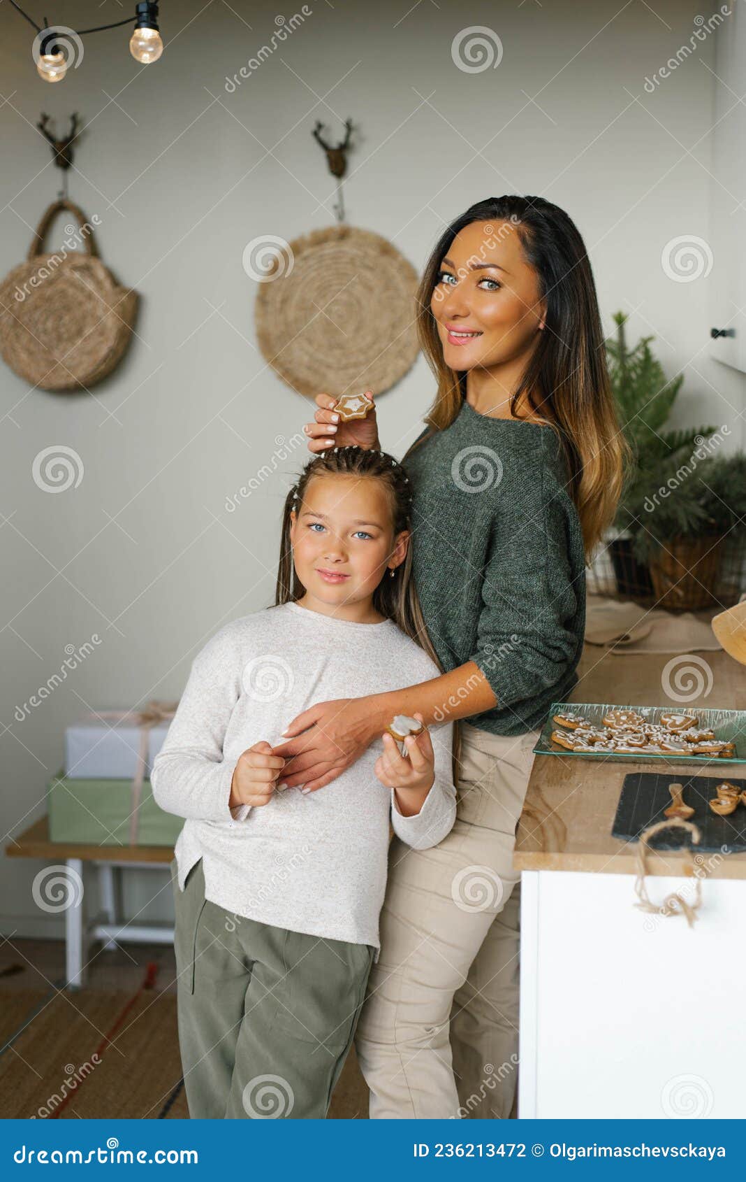 Mama Und Ihre Tochter Lächelnd Halten Weihnachtskekse In Ihrer Küche