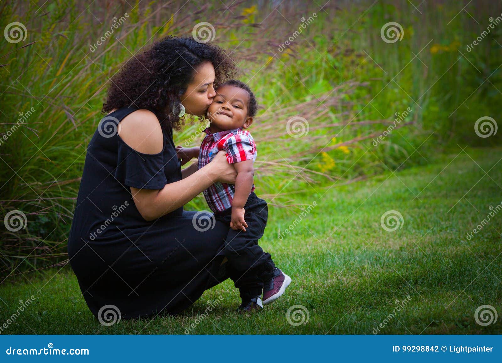 Mama und Kind stockfoto. Bild von küssen, mamma, nett - 99298842