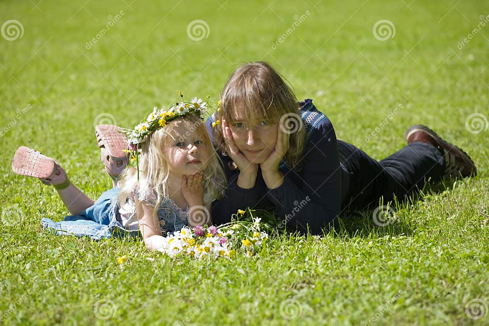 Mama und Tochter stockfoto. Bild von mädchen, grün, menschlich - 10974318