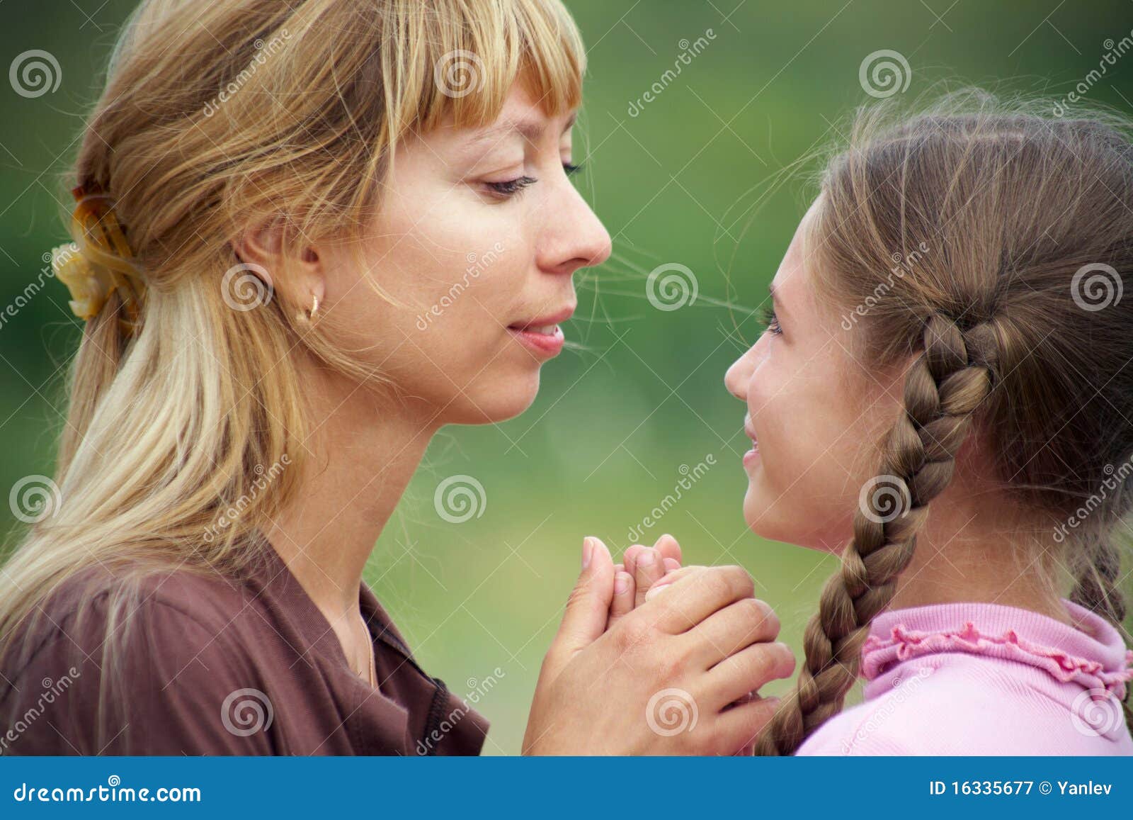Mama und Tochter stockbild. Bild von lachen, erwachsener - 16335677