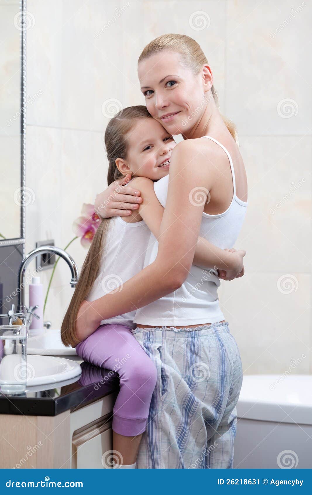 Mama Und Tochter Sind Im Badezimmer Stockbild - Bild von neigung ...