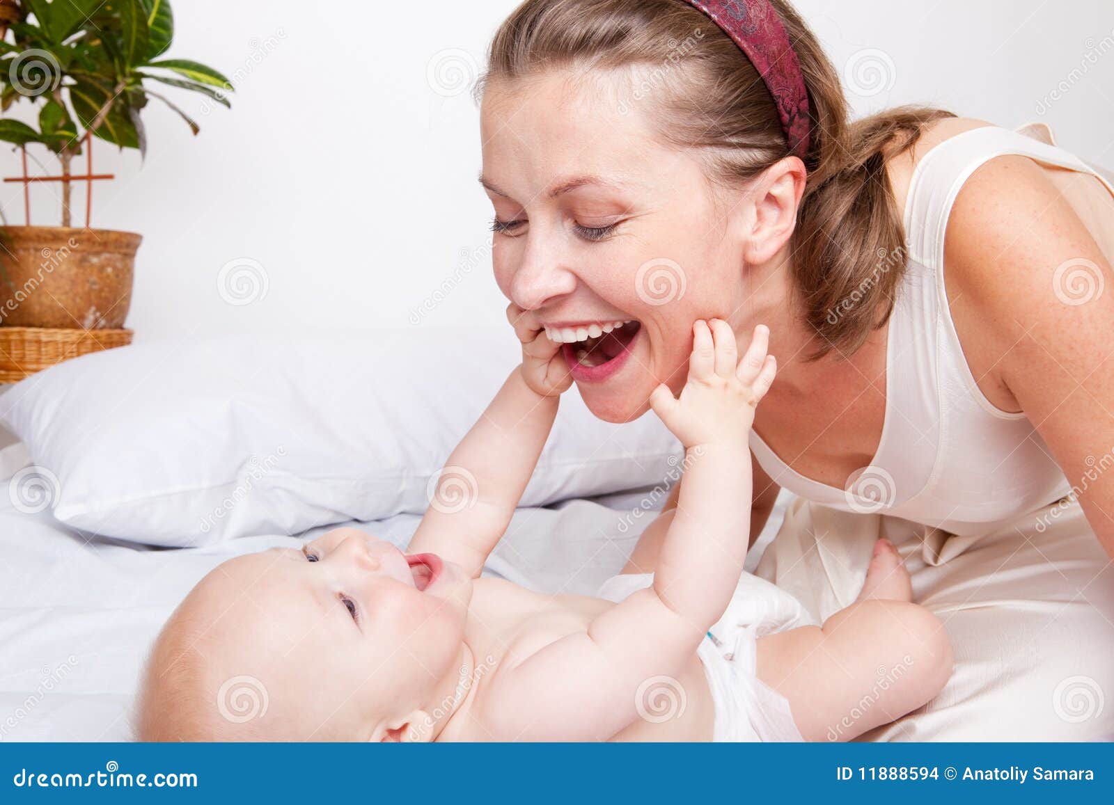Mama y bebé foto de archivo. Imagen de riéndose, cama - 11888594