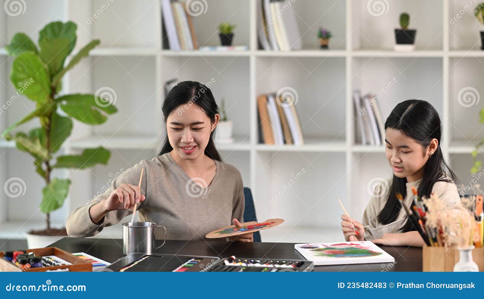 Maman Asiatique Et Sa Fille Peignent Une Photo à La Maison Image Stock Image Du Créativité