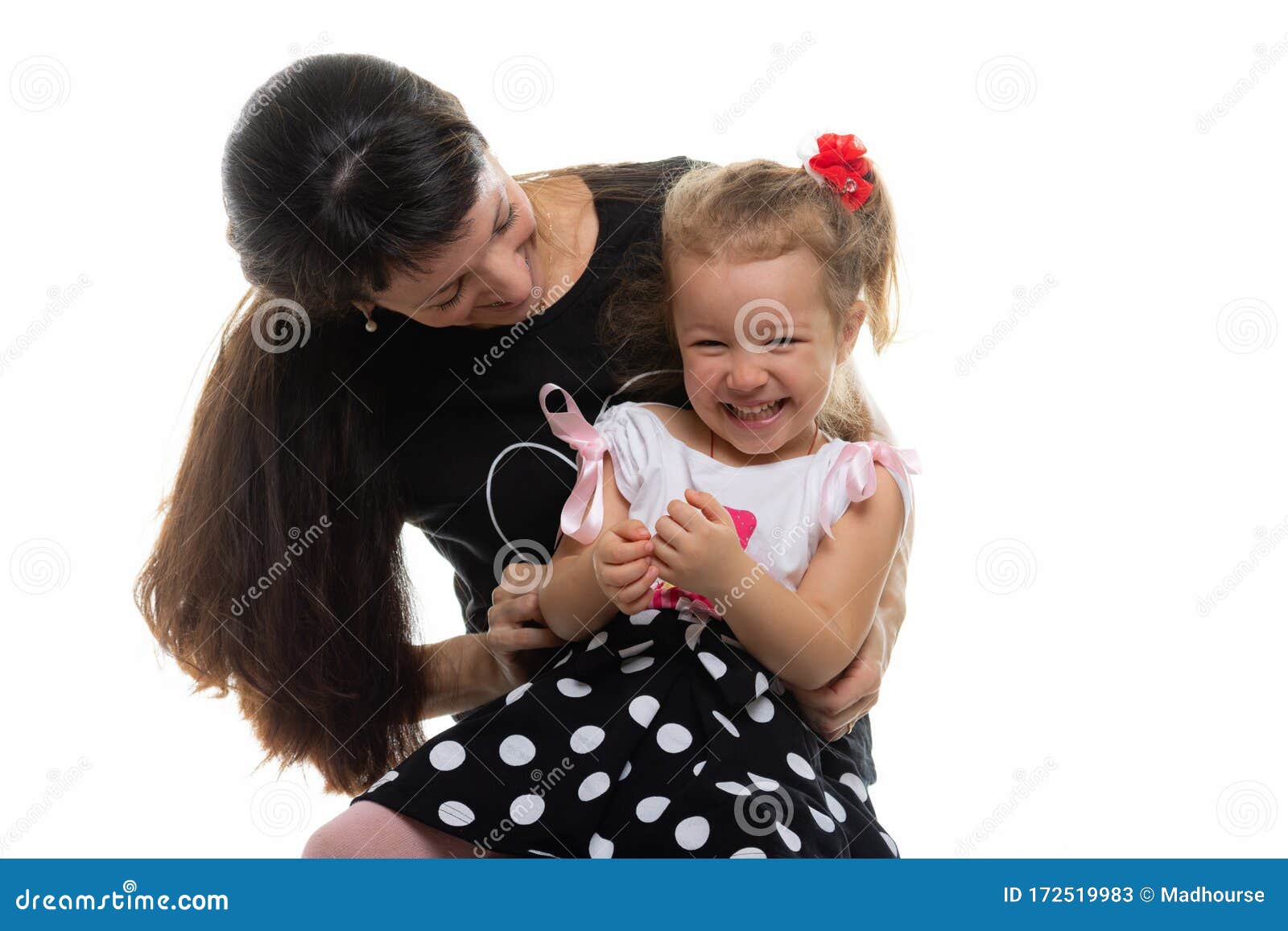 Maman Chatouille Sa Fille Fouryearold Image stock - Image du réel ...