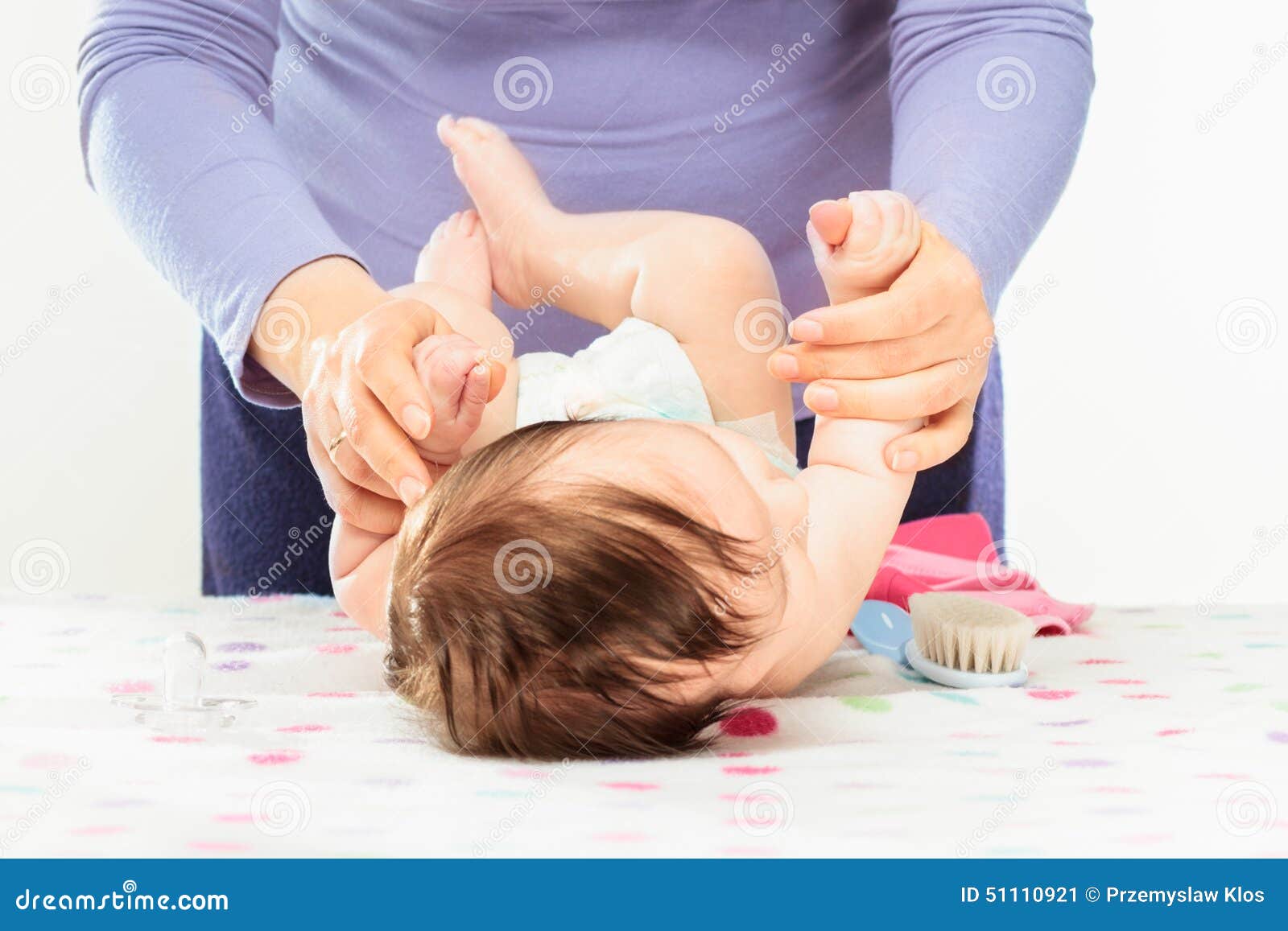 Mamma Che Tiene Le Mani Della Sua Piccola Figlia Immagine Stock ...