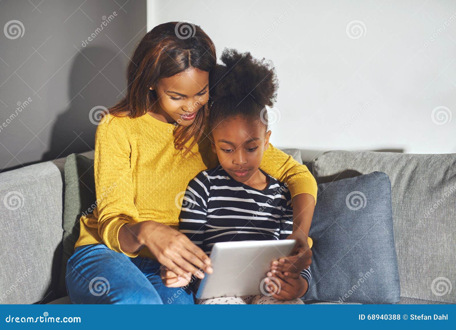 Mamma E Figlia Con La Compressa Fotografia Stock - Immagine di figlia ...