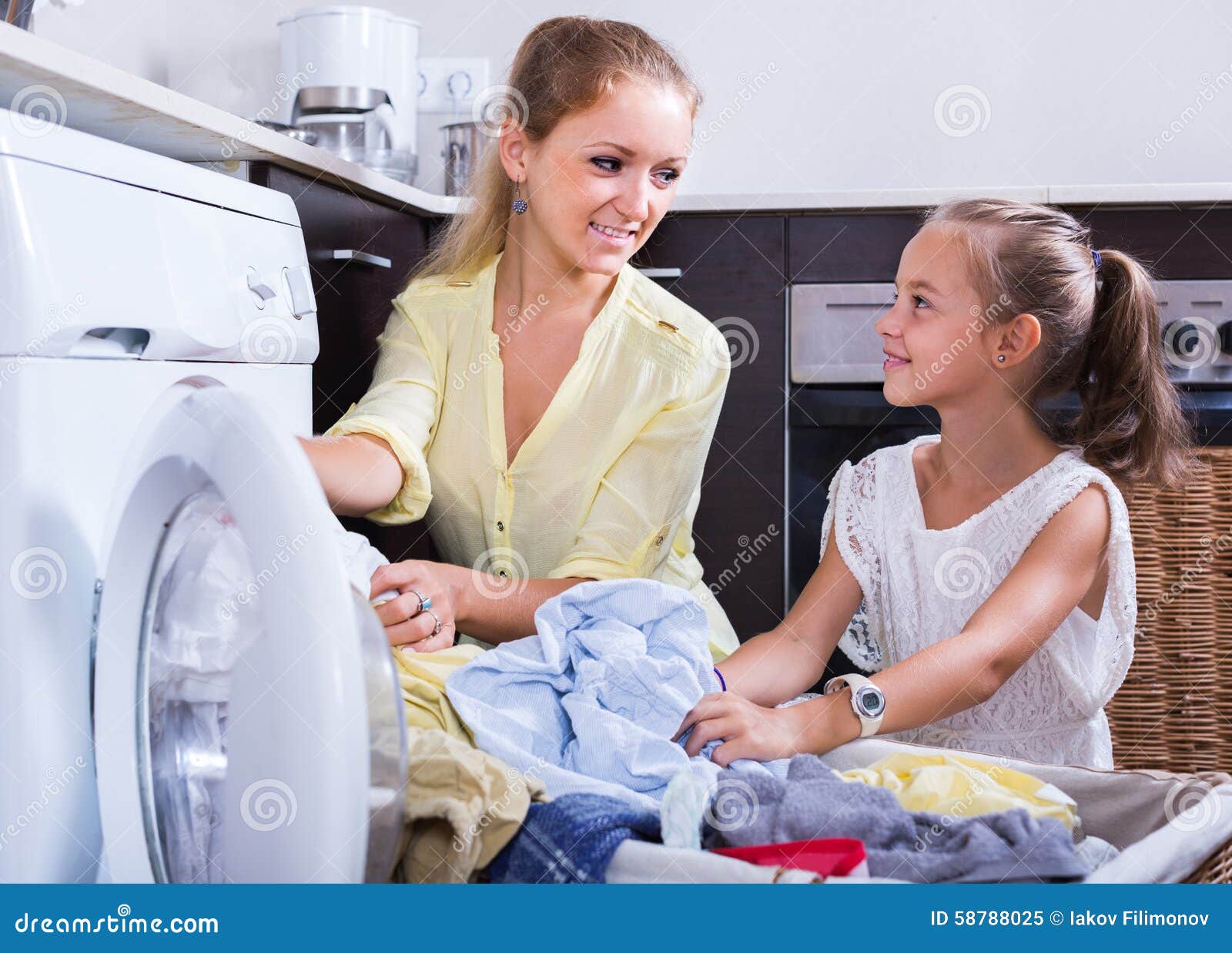 Mamma En Dochter Met Bak Dichtbij Wasmachine Stock Afbeelding - Image ...