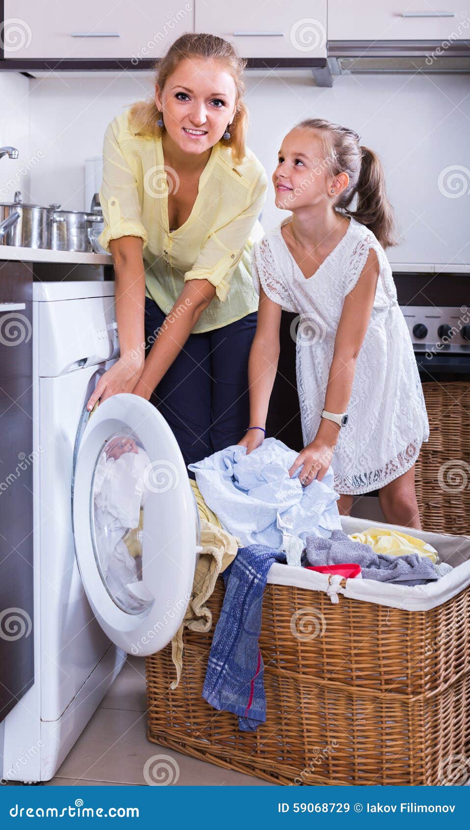 Mamma En Dochter Met Bak Dichtbij Wasmachine Stock Afbeelding - Image ...