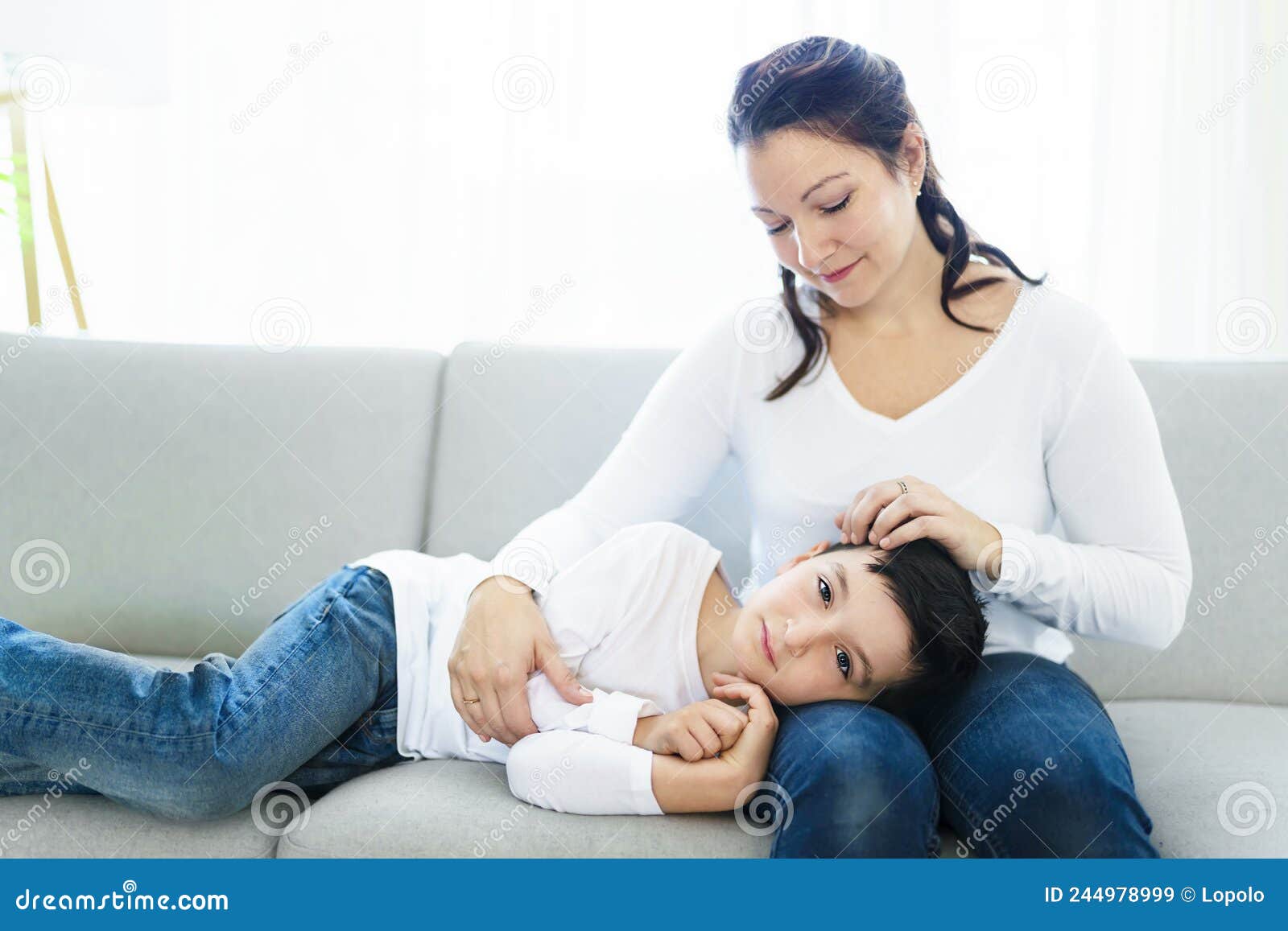 Mamma Med Sin Son Som Har Kul Hemma I Vardagsrummet Fotografering För