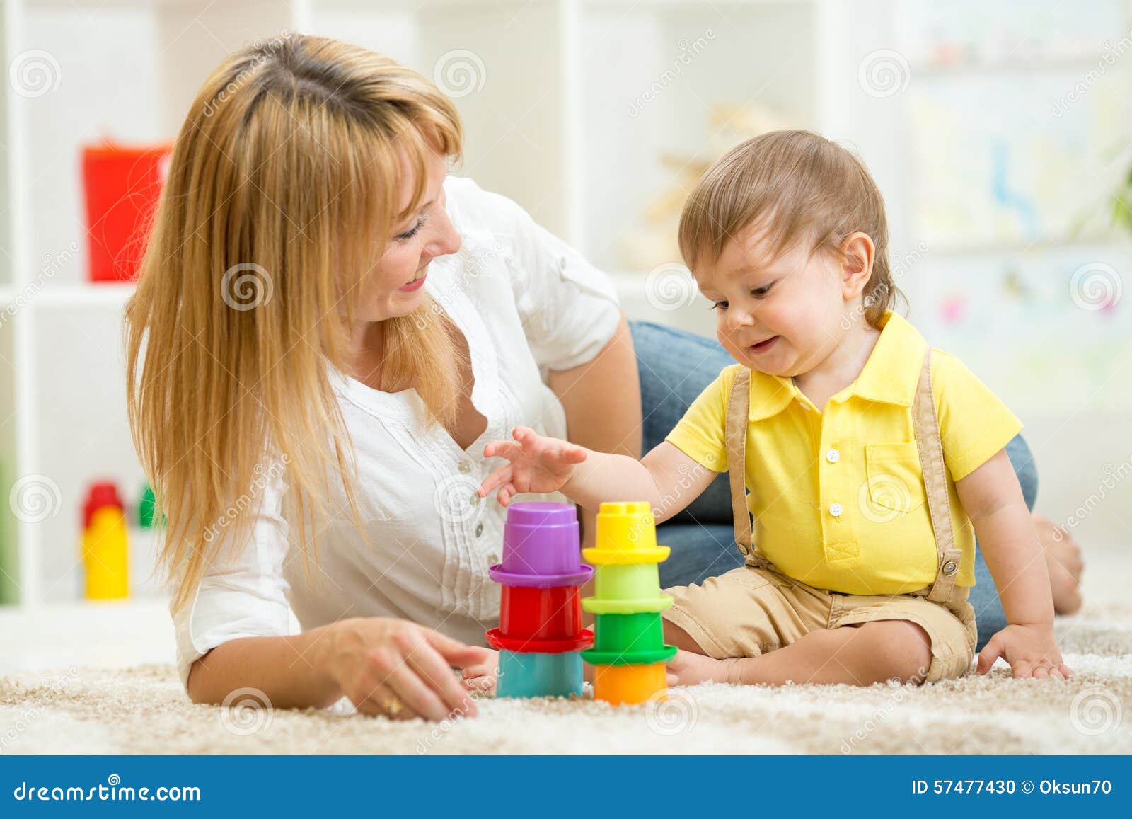 Mamma Och Barn Som Hemma Spelar Kvarterleksaker Arkivfoto - Bild av ...