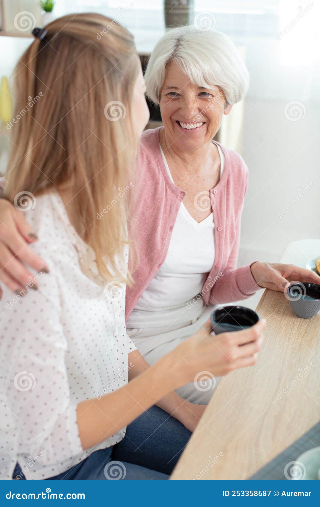 Mamma Och Dotter I Hemmet Dricker Kaffe Fotografering För Bildbyråer
