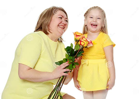 Mamma Och Dotter Med En Bukett Av Terosor Fotografering För Bildbyråer