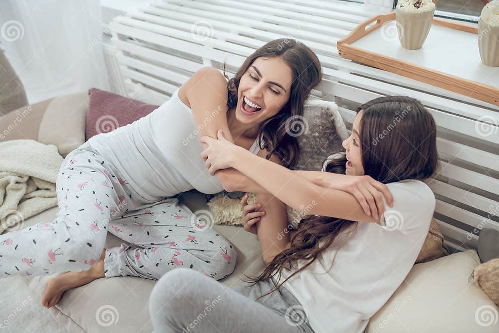 Mamma Och Dotter Slåss Som Skämt Om Sängen Arkivfoto Bild Av