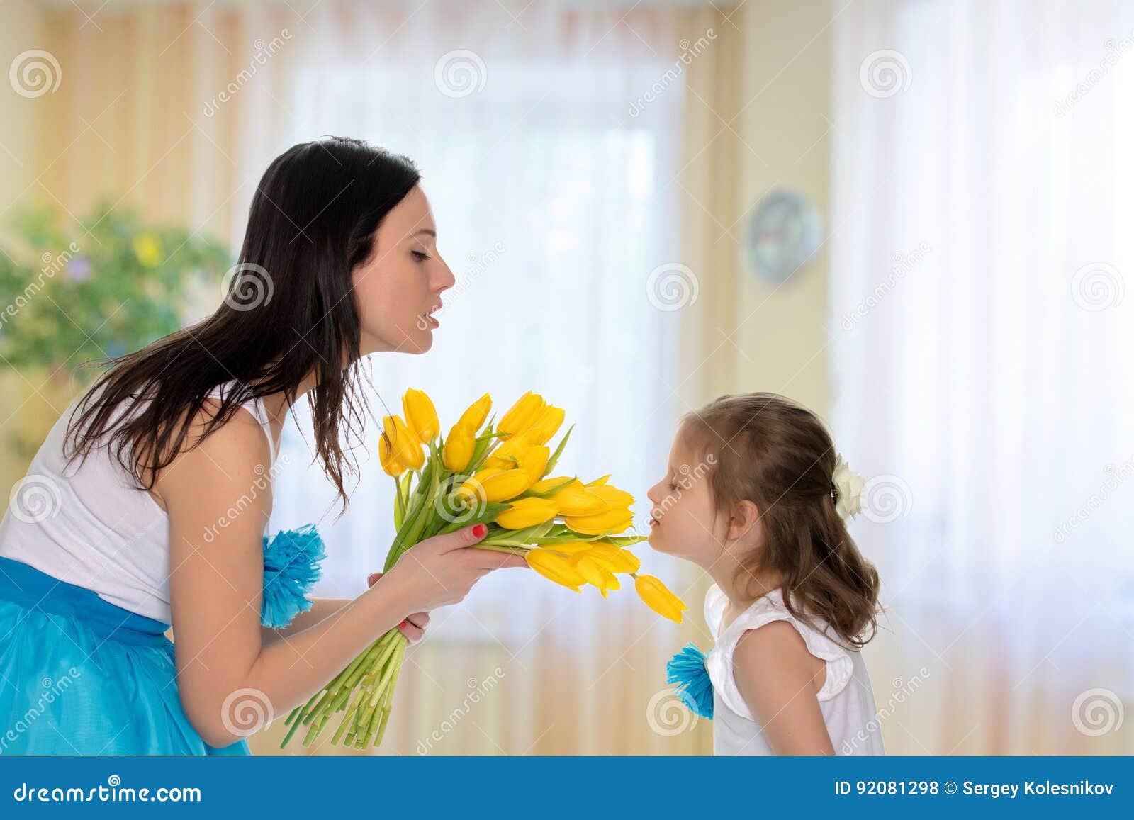 Mamma Och Dotter Som Tycker Om Doften Av Blommor Arkivfoto Bild Av