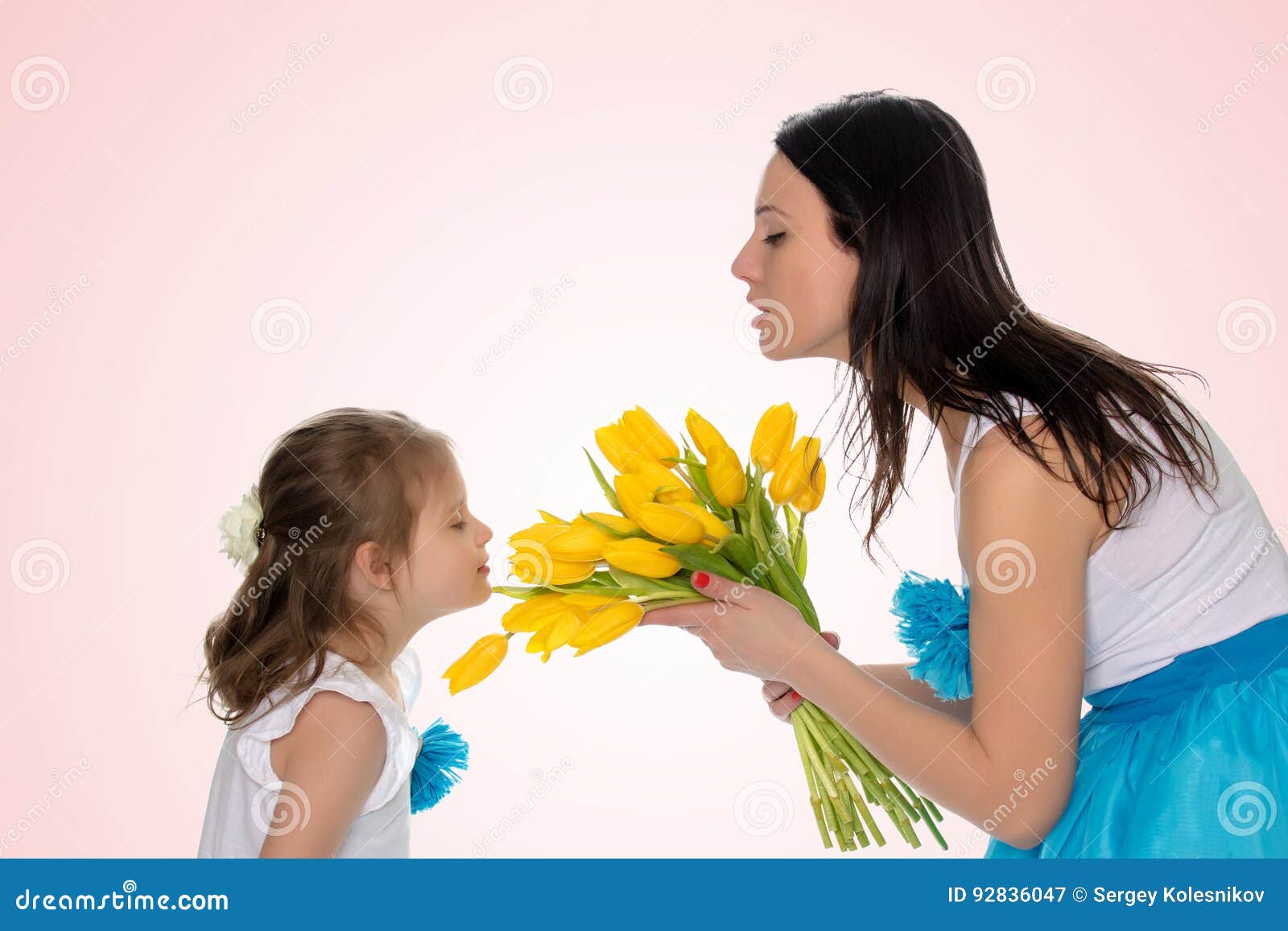 Mamma Och Dotter Som Tycker Om Doften Av Blommor Fotografering För