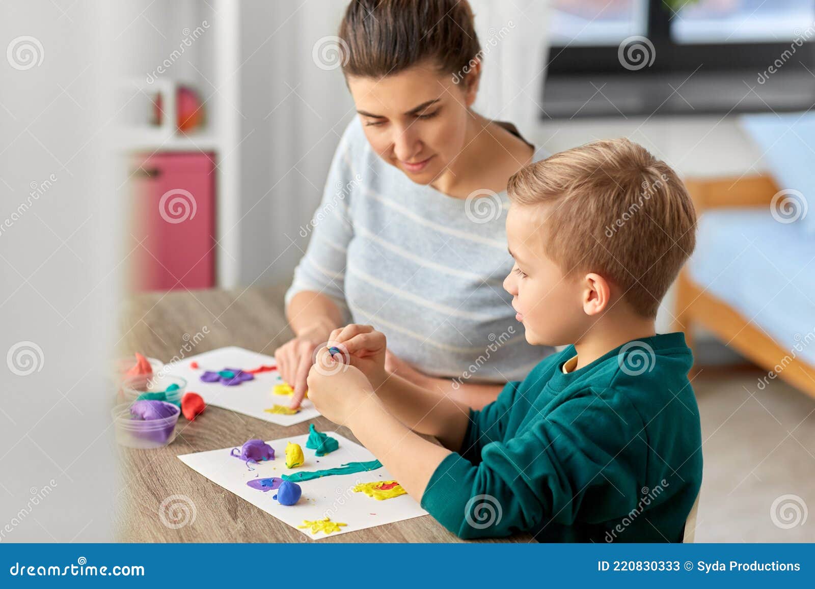 Mamma Och Son Leker Med Modellertlera Hemma Fotografering För